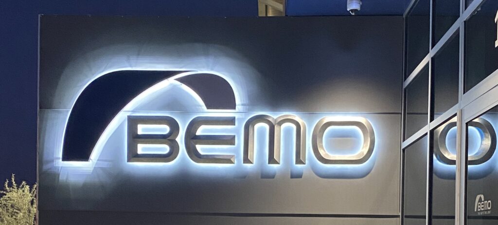 4 Effective Lit Commercial Signage Options for Success - Gemini