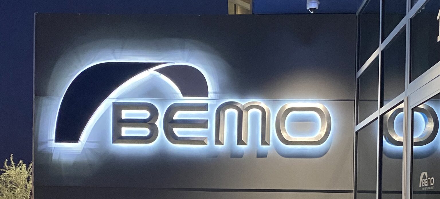 4 Effective Lit Commercial Signage Options for Success - Gemini